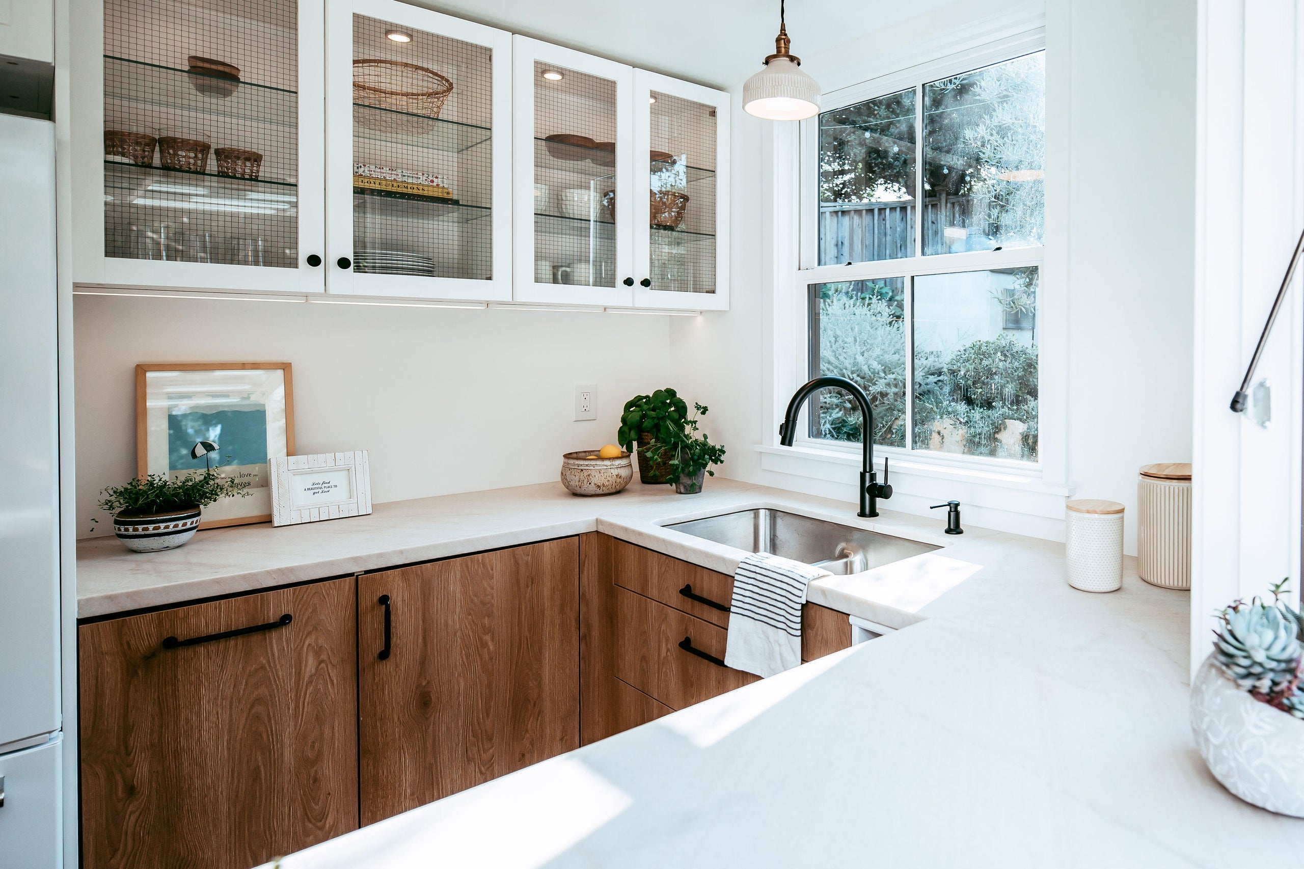 Splendid Small Kitchen in the Pool House of Your Dreams – Semihandmade